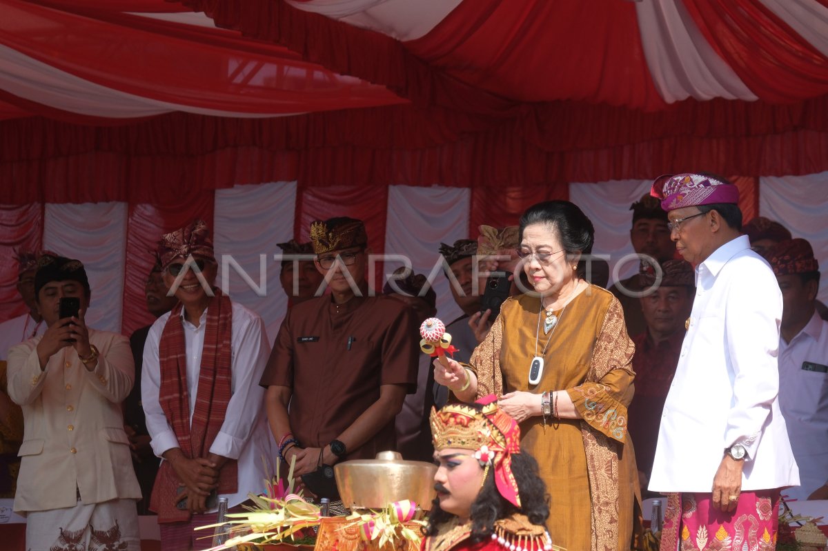 Pawai Pesta Kesenian Bali yang ke-45 | ANTARA Foto Pawai Pesta Kesenian Bali yang ke-45 | ANTARA Foto