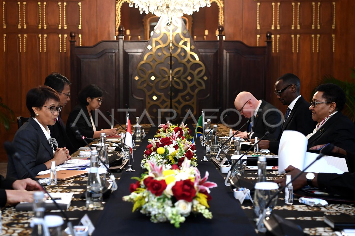 Pertemuan bilateral Menlu Indonesia dengan Menlu Tanzania | ANTARA Foto Pertemuan bilateral Menlu Indonesia dengan Menlu Tanzania | ANTARA Foto