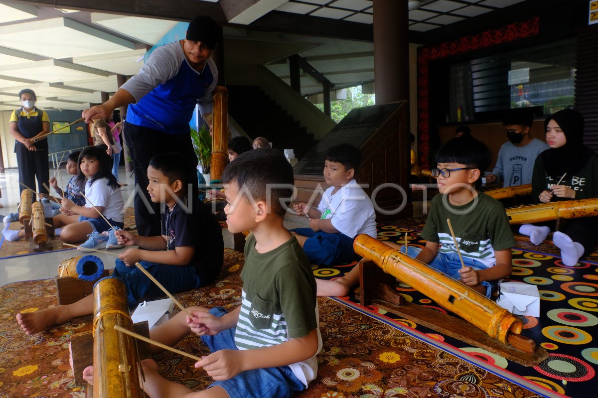 Belajar alat musik Silotuang di Museum Kalbar | ANTARA Foto Belajar alat musik Silotuang di Museum Kalbar | ANTARA Foto