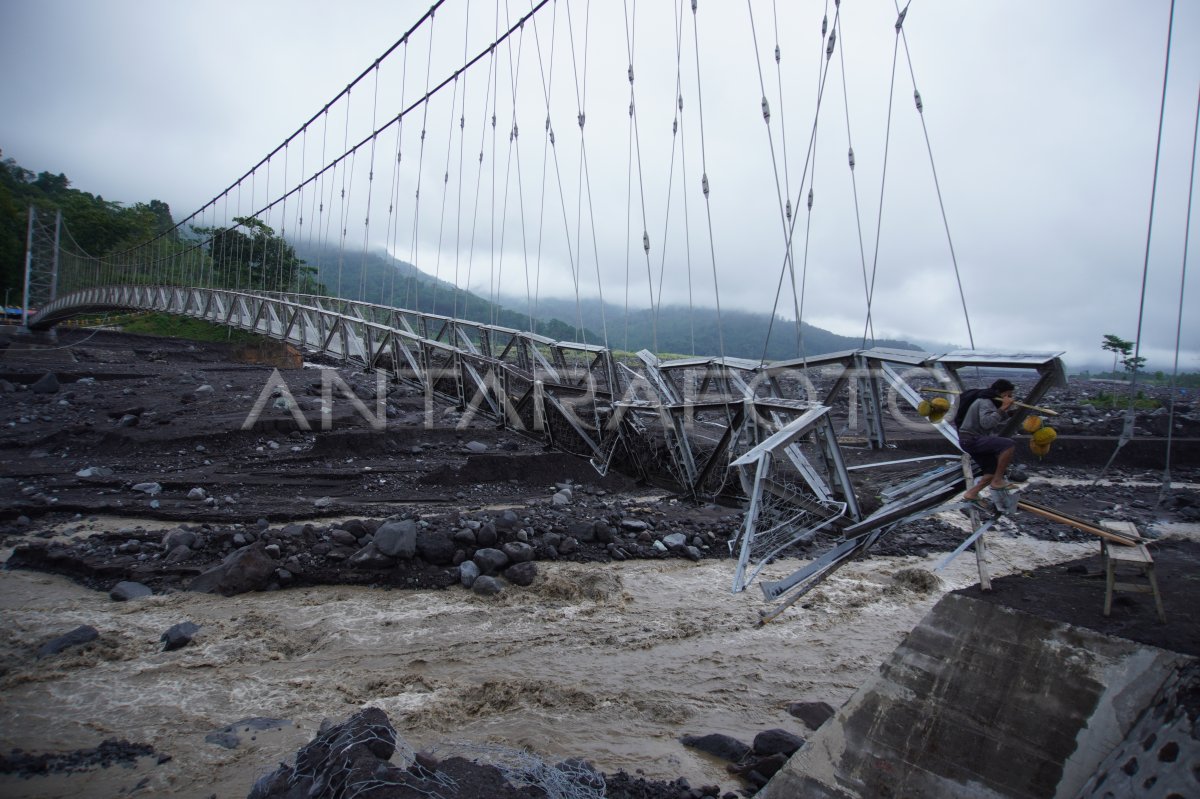 Jembatan gantung Kaliregoyo putus | ANTARA Foto Jembatan gantung Kaliregoyo putus | ANTARA Foto