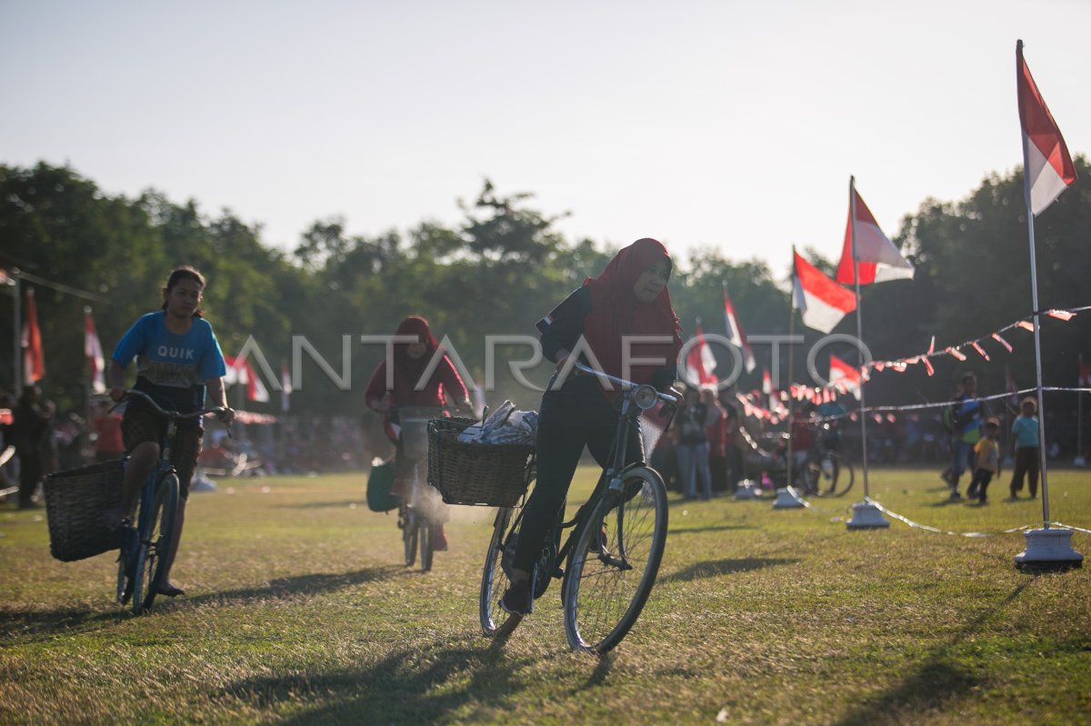 Lomba balap sepeda ontel dengan bronjong | ANTARA Foto Lomba balap sepeda ontel dengan bronjong | ANTARA Foto