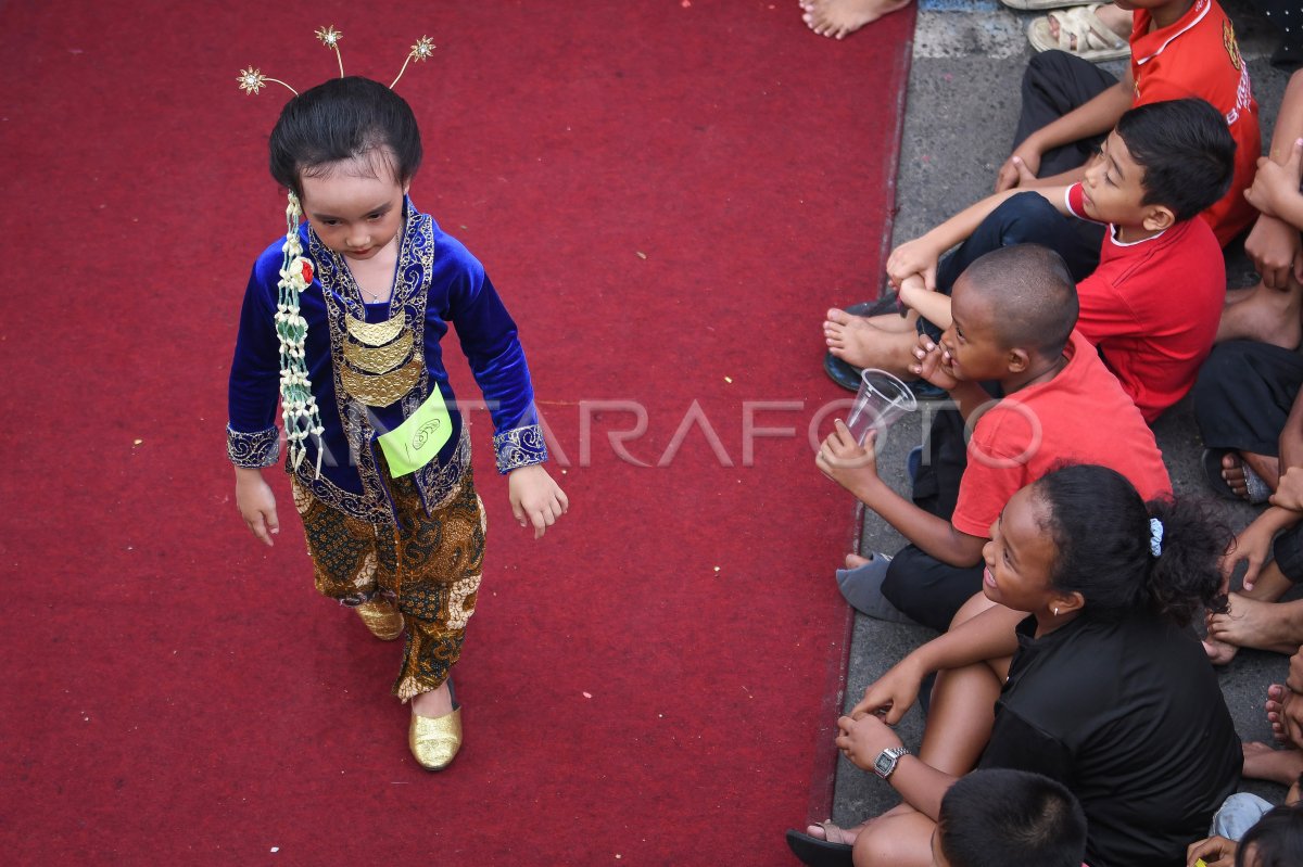 Lomba busana daerah meriahkan HUT RI | ANTARA Foto Lomba busana daerah meriahkan HUT RI | ANTARA Foto