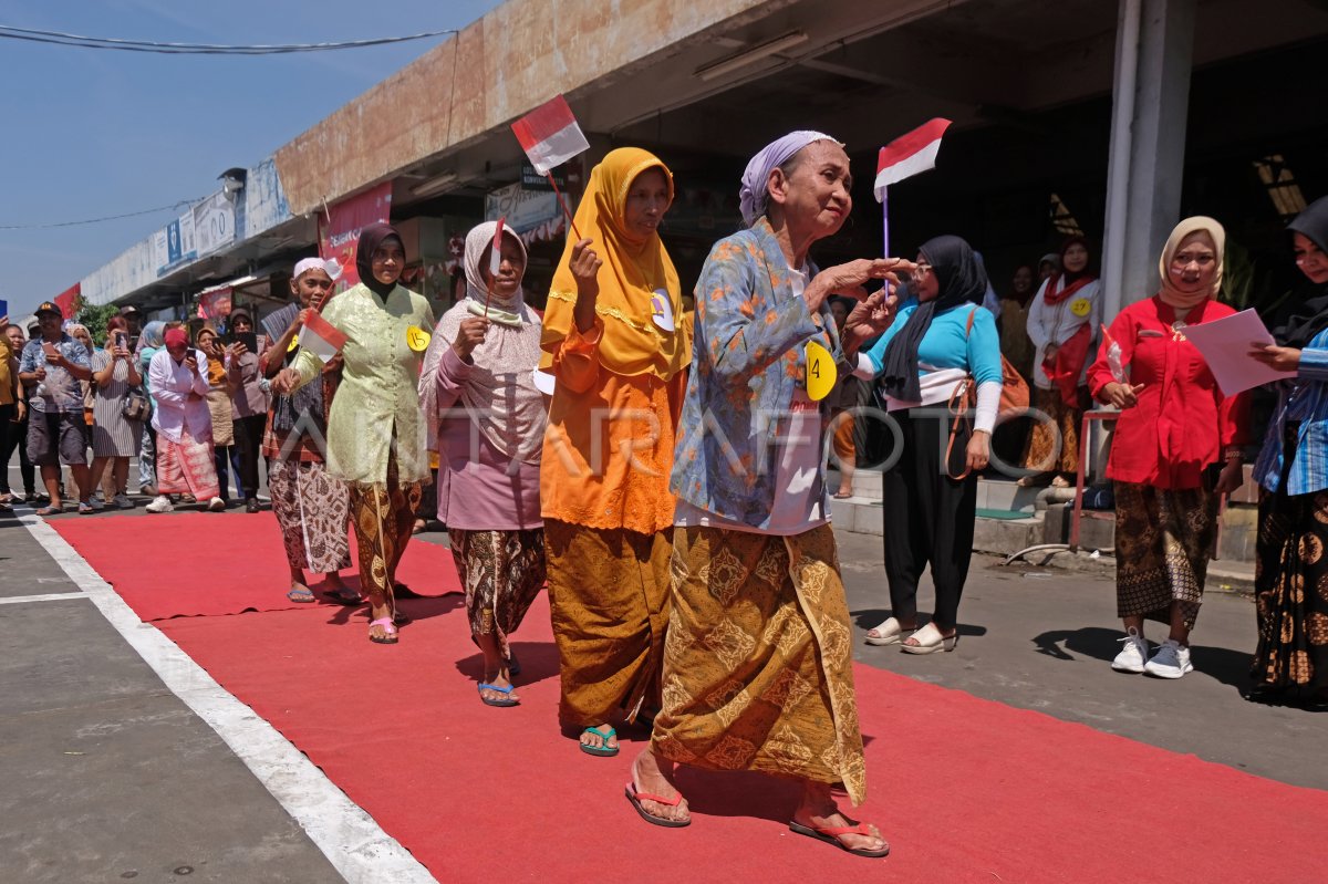 Fashion show buruh gendong meriahkan HUT ke-78 RI | ANTARA Foto Fashion show buruh gendong meriahkan HUT ke-78 RI | ANTARA Foto