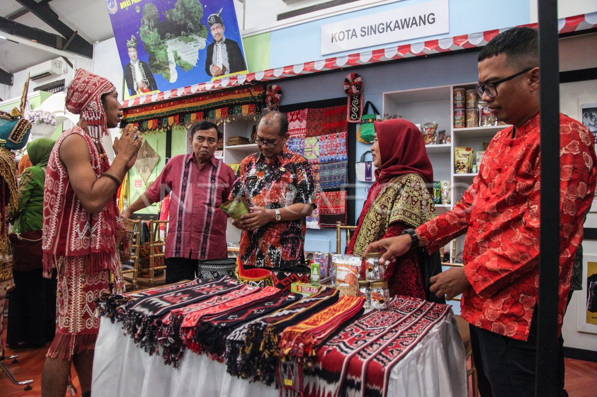 Bazar produk UMKM unggulan daerah di Semarang | ANTARA Foto Bazar produk UMKM unggulan daerah di Semarang | ANTARA Foto