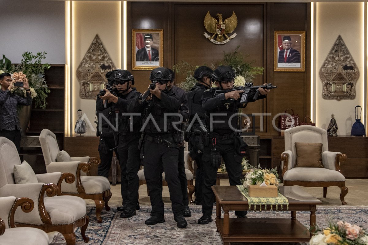Simulasi pengamanan KTT ASEAN ke-43 | ANTARA Foto