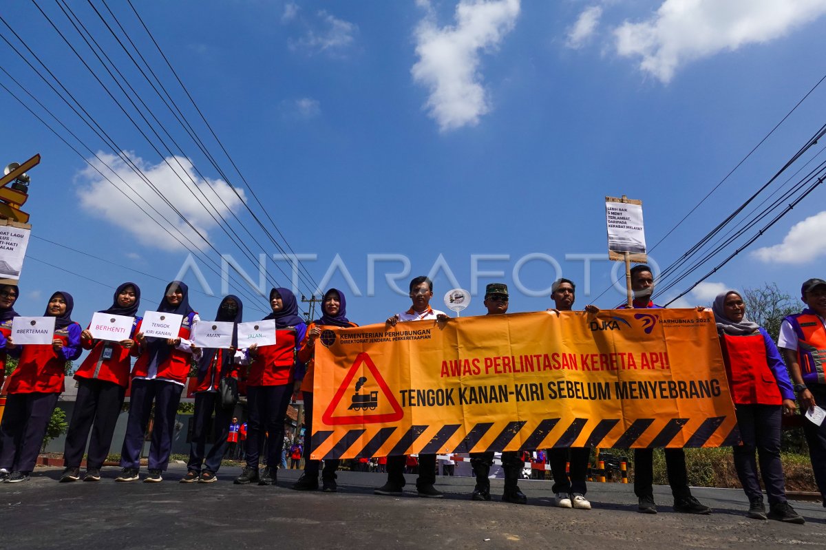 Sosialisasi keselamatan perlintasan kereta api | ANTARA Foto