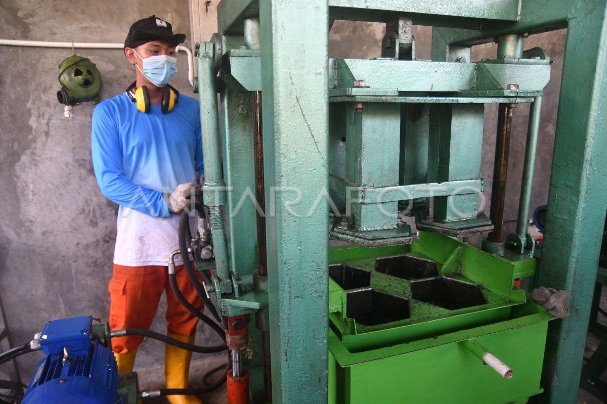 Pembuatan paving block dari sampah plastik | ANTARA Foto
