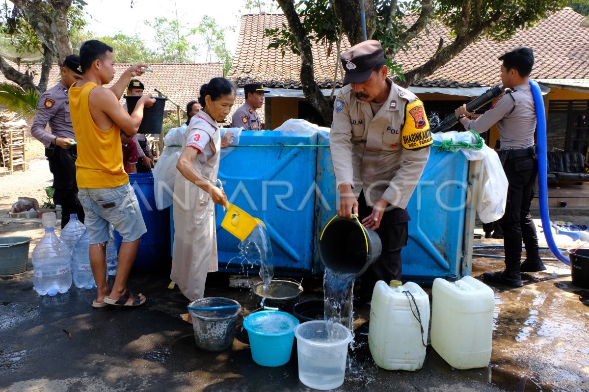Polisi salurkan bantuan air bersih di Magelang | ANTARA Foto