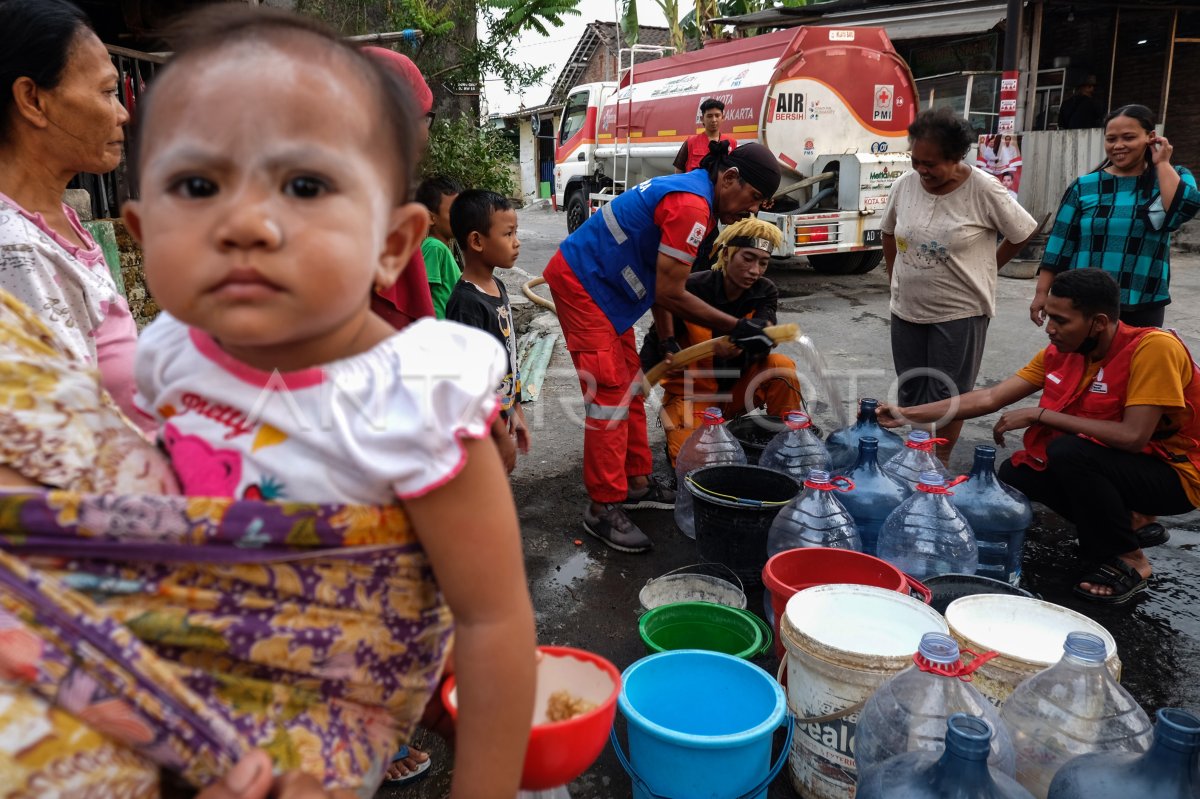 Distribusi Air Bersih di Solo | ANTARA Foto Distribusi Air Bersih di Solo | ANTARA Foto