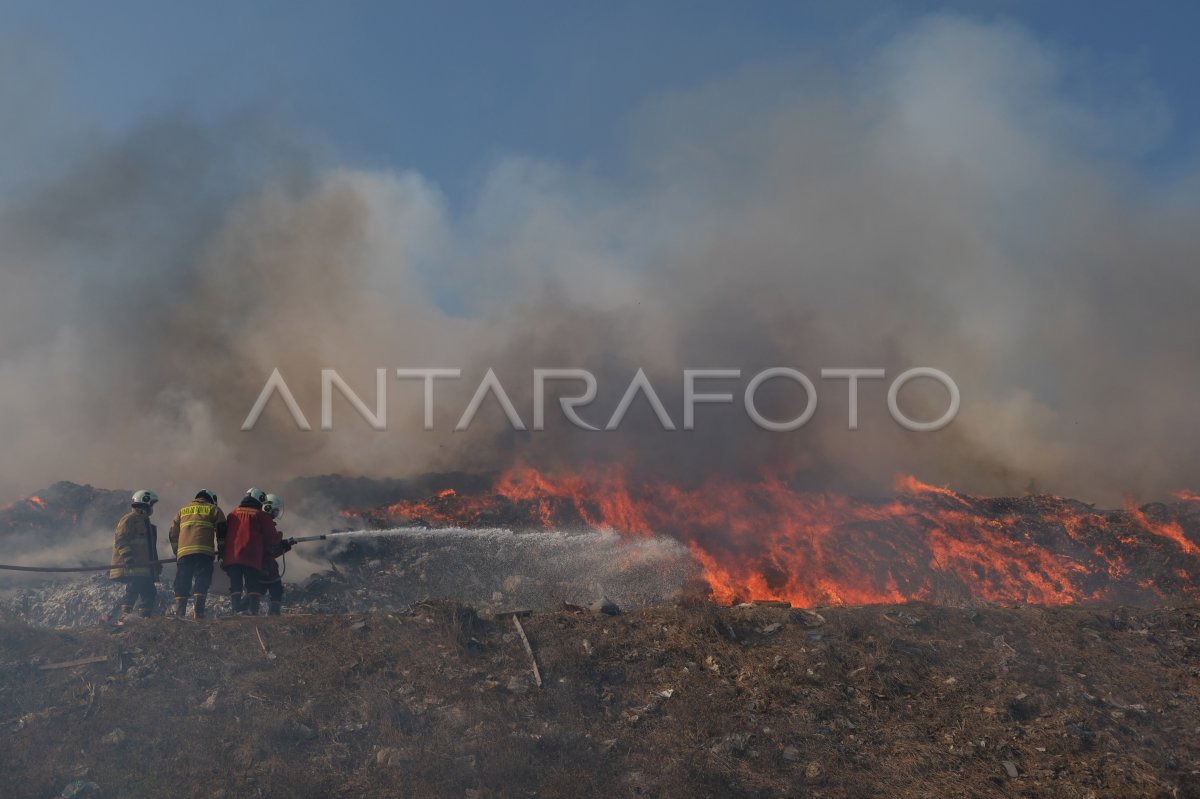 Kebakaran sampah di TPA Suwung Bali | ANTARA Foto