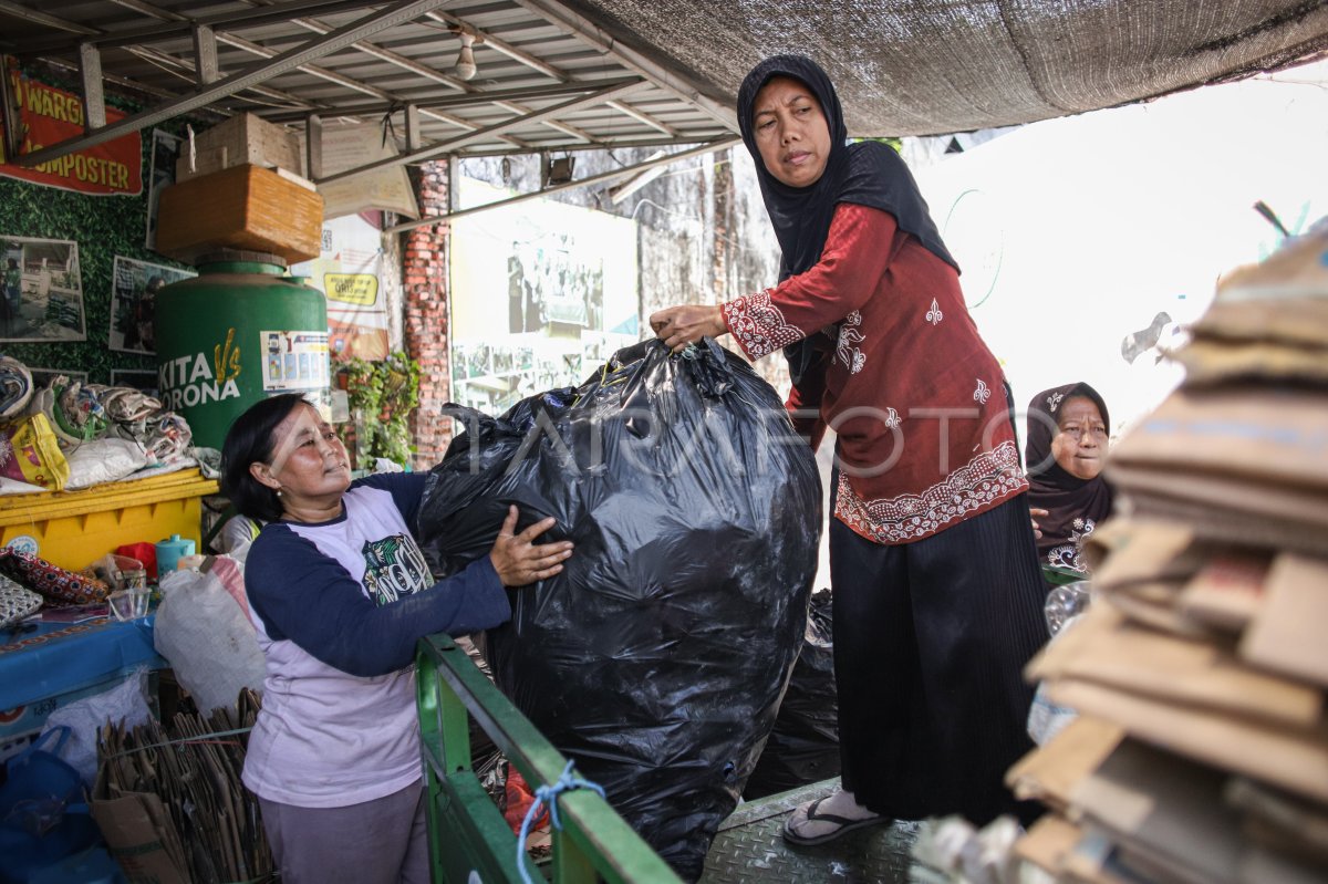 Pemanfaatan bank sampah di Surabaya | ANTARA Foto Pemanfaatan bank sampah di Surabaya | ANTARA Foto