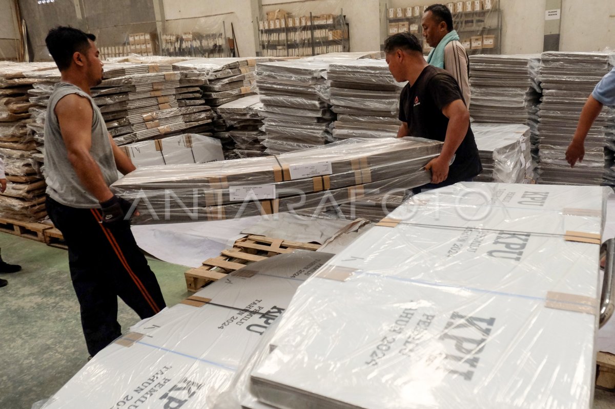 Kedatangan bilik suara Pemilu di Solo | ANTARA Foto Kedatangan bilik suara Pemilu di Solo | ANTARA Foto