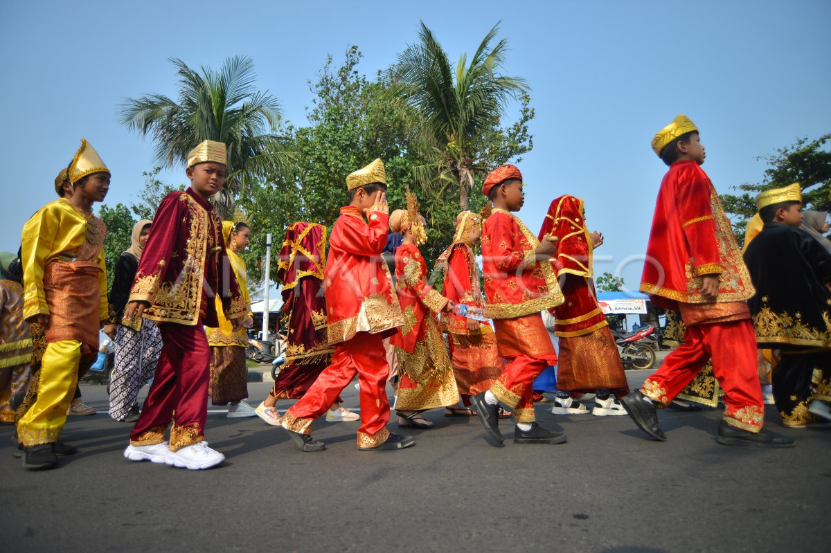 Pawai pakaian adat peringati sumpah pemuda | ANTARA Foto