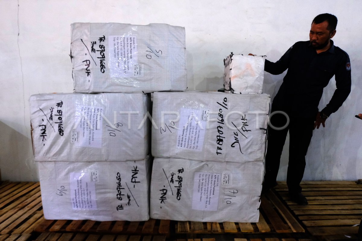 KPU Pontianak terima logistik Pemilu | ANTARA Foto KPU Pontianak terima logistik Pemilu | ANTARA Foto