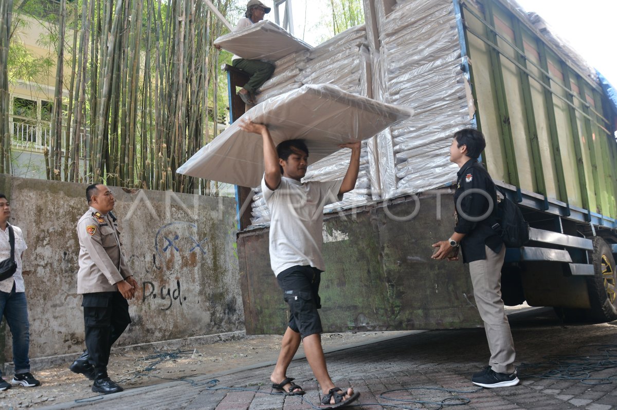 Kotak suara Pemilu 2024 tiba di Temanggung | ANTARA Foto