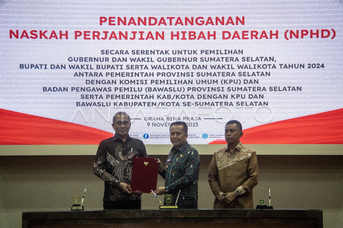 Penandatanganan NPHD pendanaan Pilkada serentak di Sumsel | ANTARA Foto