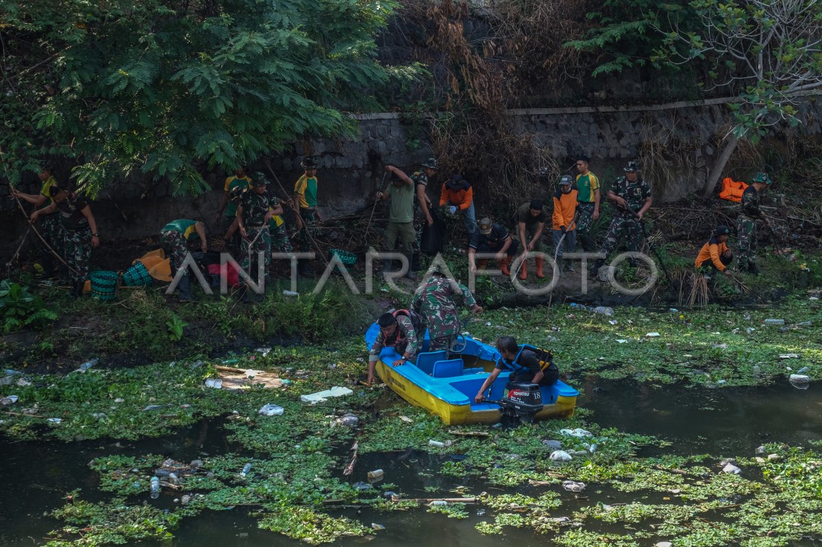 Aksi bersih sungai di Solo | ANTARA Foto