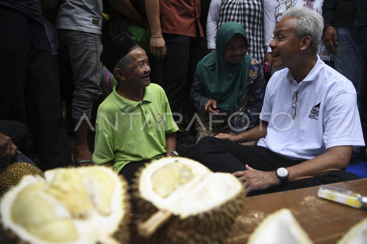 Ganjar Pranowo mencicipi buah durian di Wonosobo | ANTARA Foto Ganjar Pranowo mencicipi buah durian di Wonosobo | ANTARA Foto