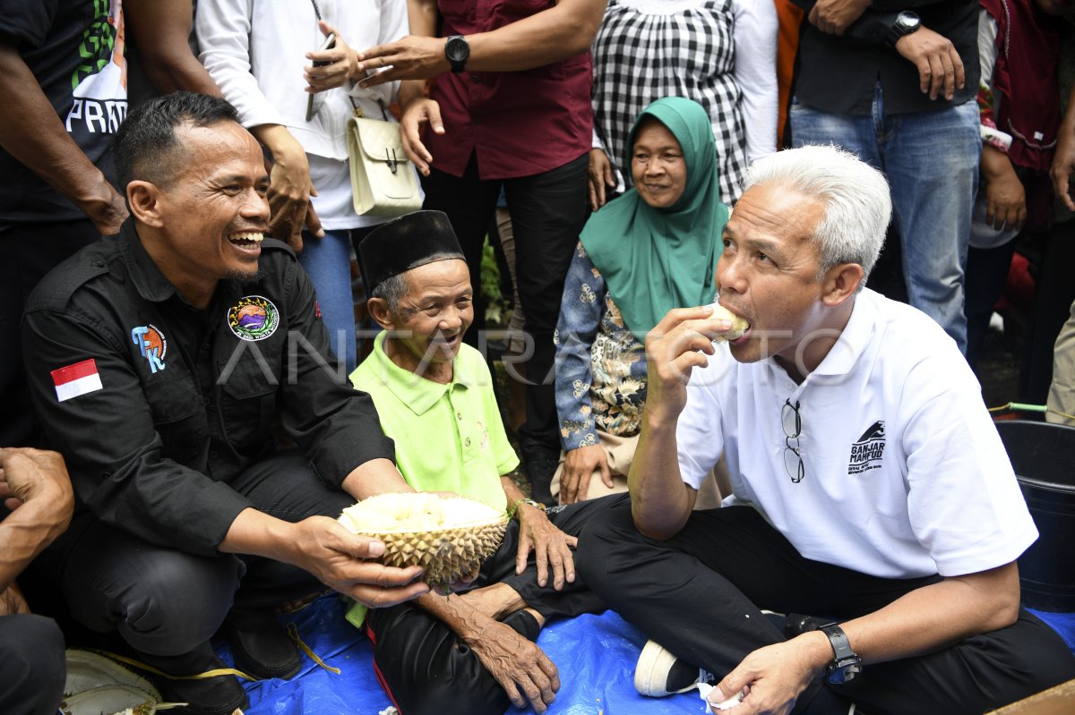 Ganjar Pranowo mencicipi buah durian di Wonosobo | ANTARA Foto Ganjar Pranowo mencicipi buah durian di Wonosobo | ANTARA Foto