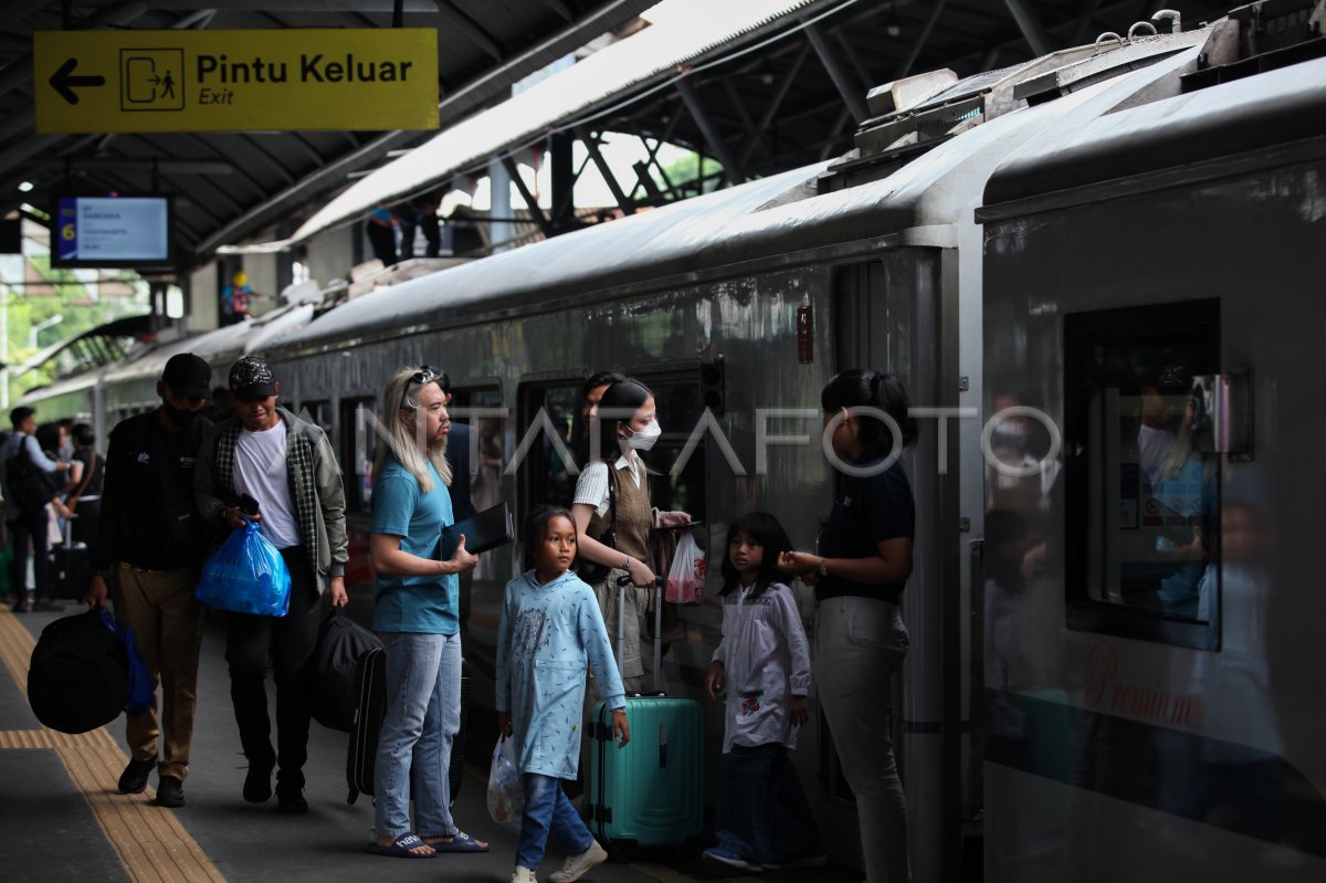 Arus penumpang di PT KAI Daop 8 Surabaya | ANTARA Foto Arus penumpang di PT KAI Daop 8 Surabaya | ANTARA Foto