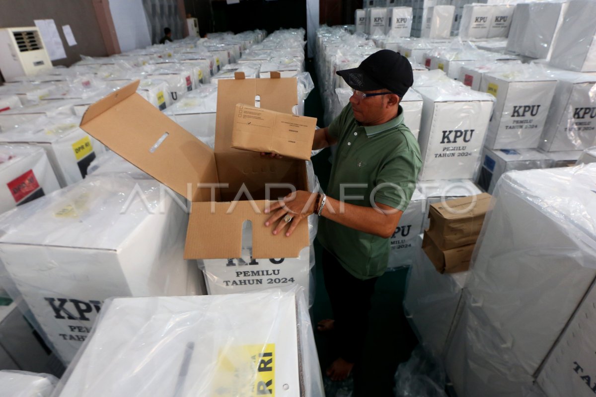 Pengepakan logistik pemilu 2024 | ANTARA Foto