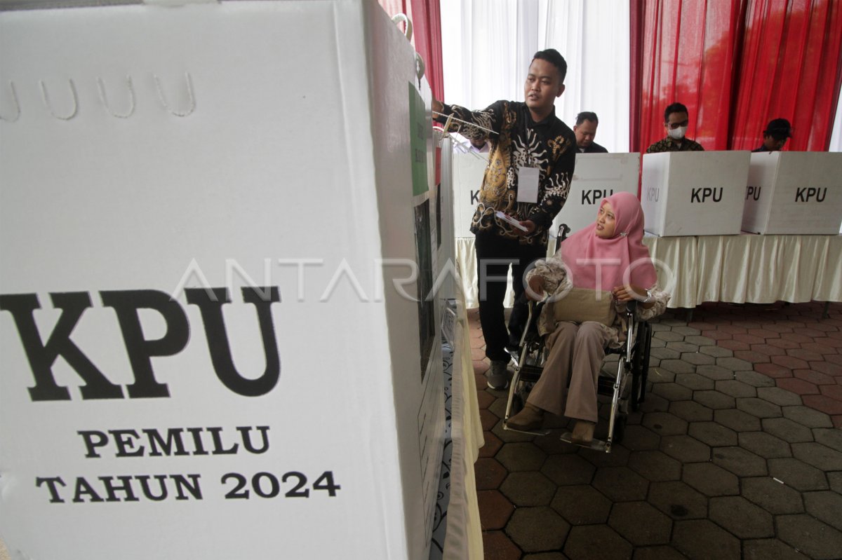 Simulasi pemungutan suara Pemilu 2024 di Sidoarjo | ANTARA Foto