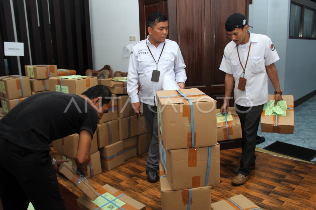 KPU Kalbar terima surat suara pengganti | ANTARA Foto