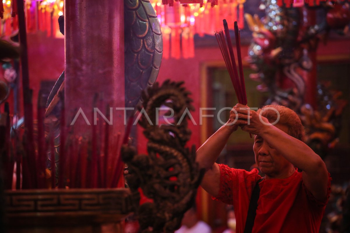 Sembahyang malam tahun baru Imlek di Jakarta | ANTARA Foto Sembahyang malam tahun baru Imlek di Jakarta | ANTARA Foto