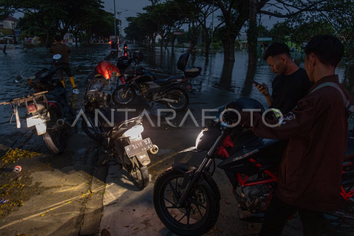 Banjir jalan utama pantura Demak-Kudus berangsur surut | ANTARA Foto Banjir jalan utama pantura Demak-Kudus berangsur surut | ANTARA Foto