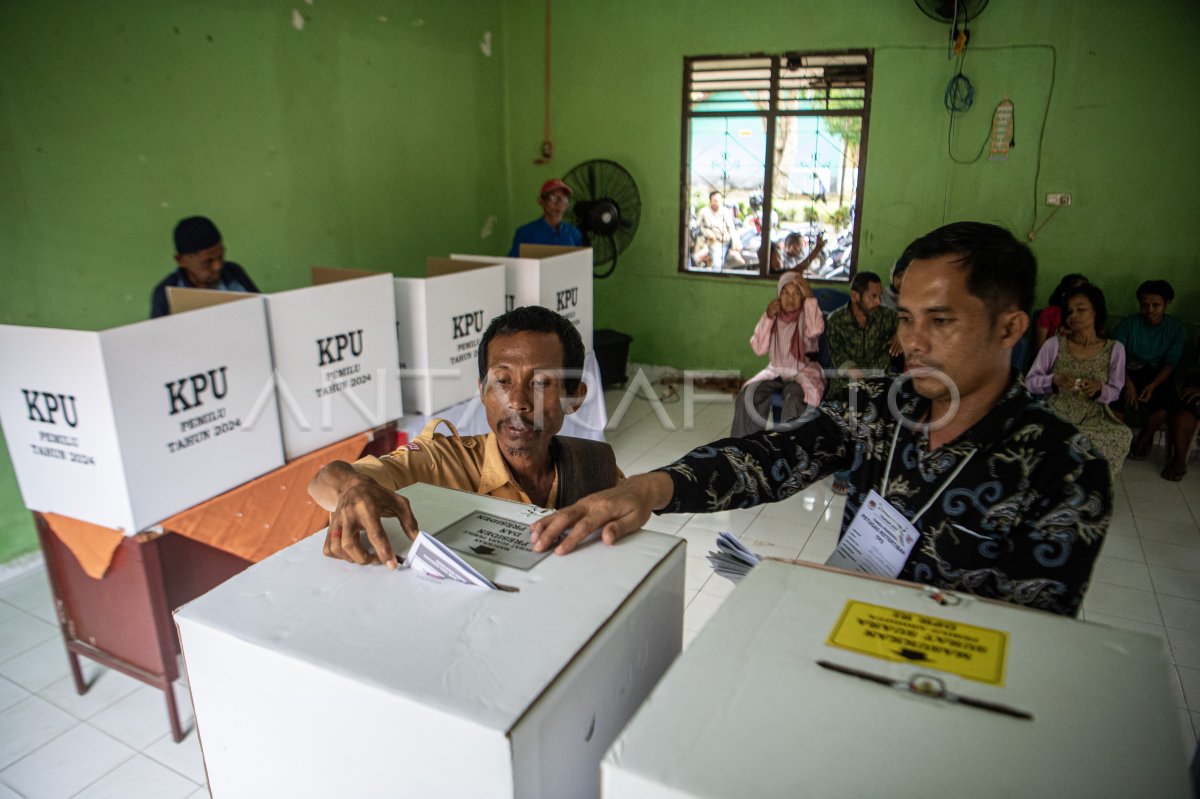 Penyandang disabilitas mental di Palembang ikuti Pemilu 2024 | ANTARA Foto Penyandang disabilitas mental di Palembang ikuti Pemilu 2024 | ANTARA Foto