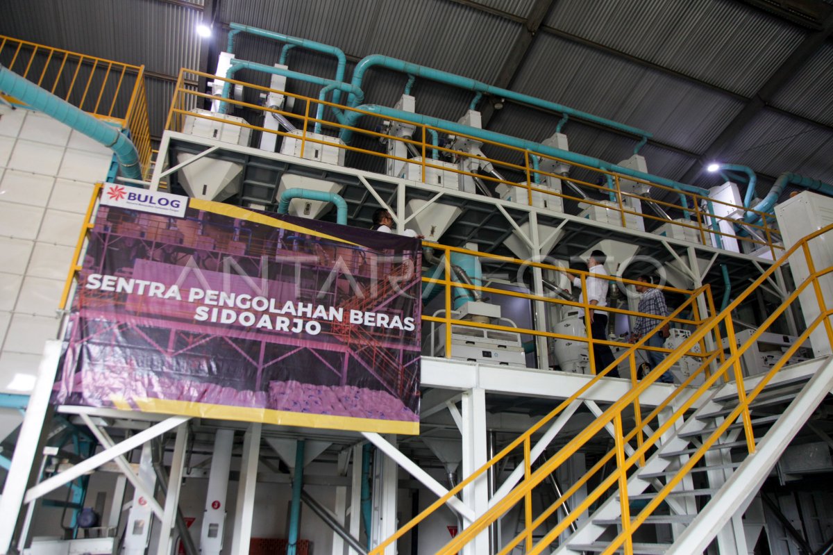 Stok beras di gudang bulog Jatim | ANTARA Foto