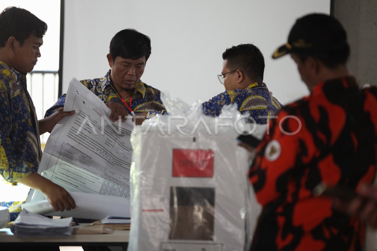 Rekapitulasi hasil penghitungan suara di PPK Tambaksari Surabaya | ANTARA Foto