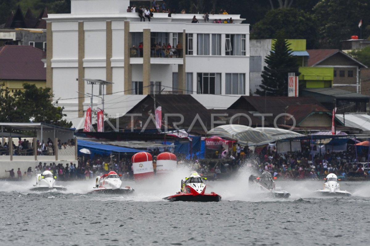Kejuaraan Dunia F1 Powerboat Seri Danau Toba 2024 | ANTARA Foto