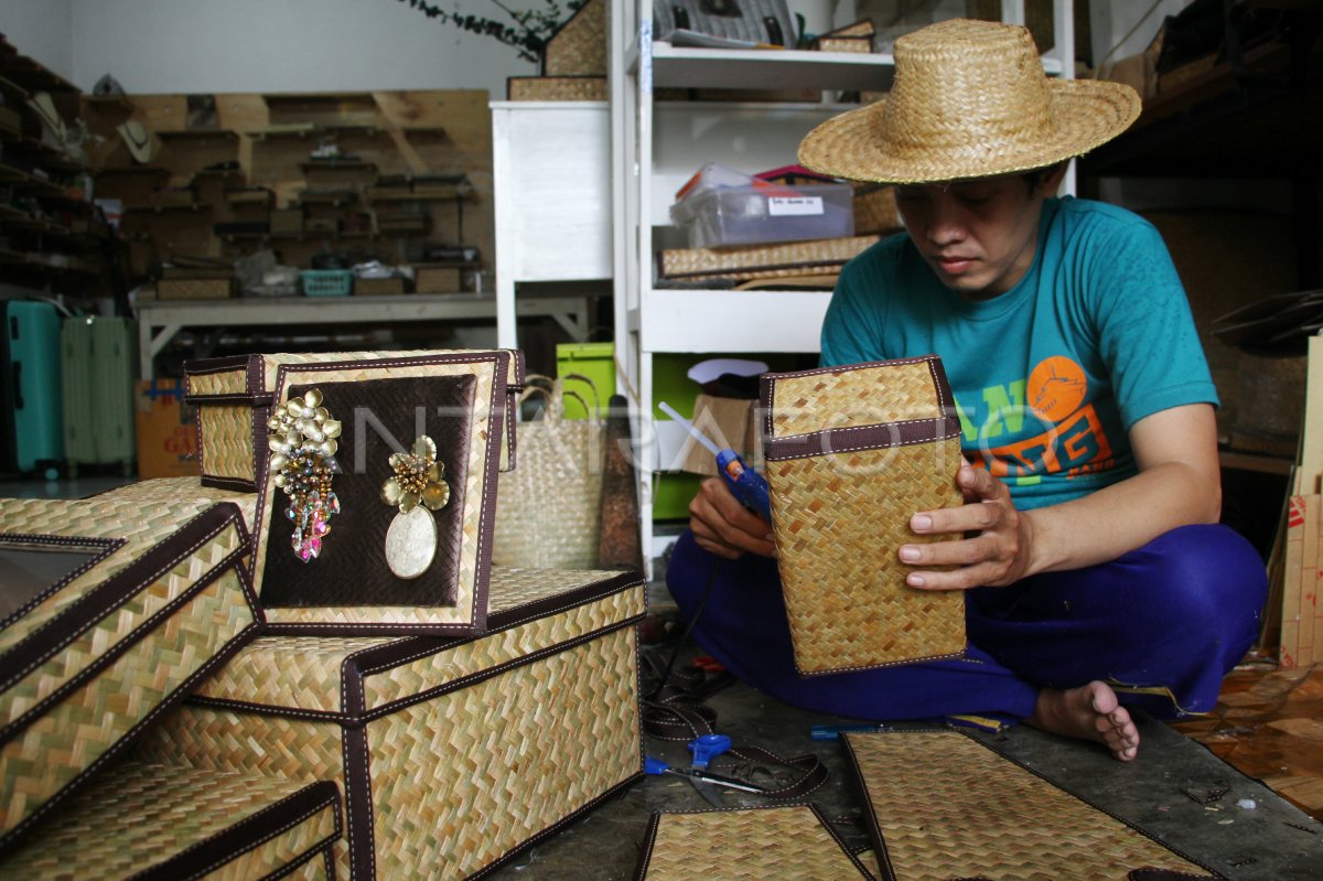 Produksi kerajinan anyaman berbahan dasar tanaman purun | ANTARA Foto