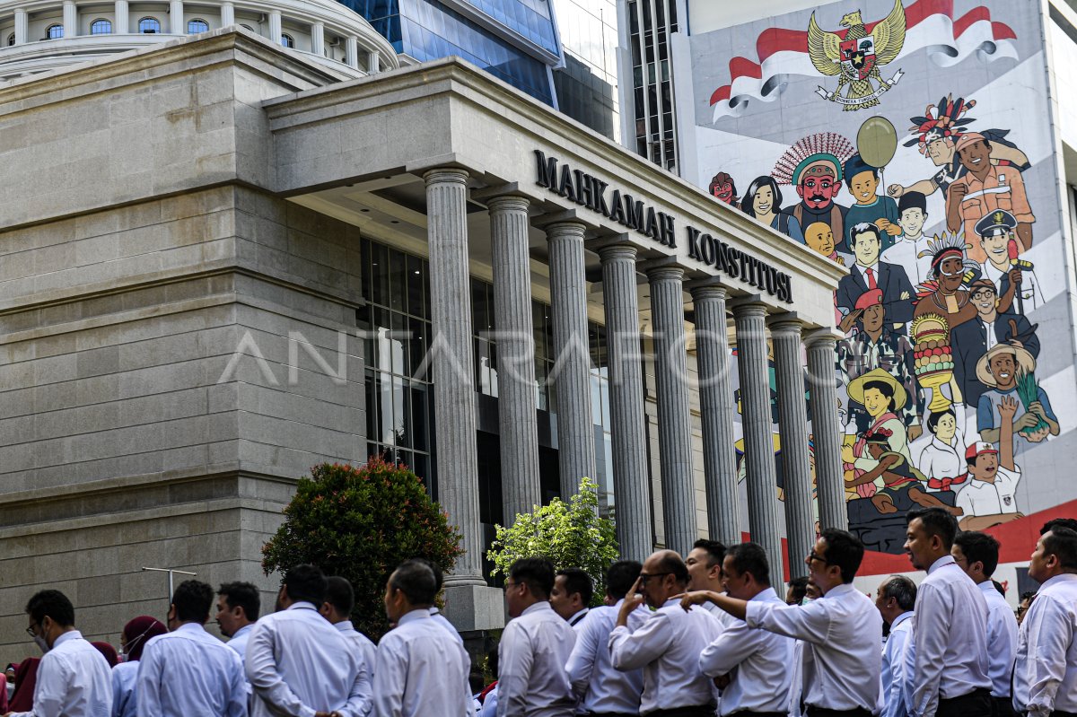 Pelantikan anggota gugus tugas perselisihan Pemilu 2024 | ANTARA Foto Pelantikan anggota gugus tugas perselisihan Pemilu 2024 | ANTARA Foto