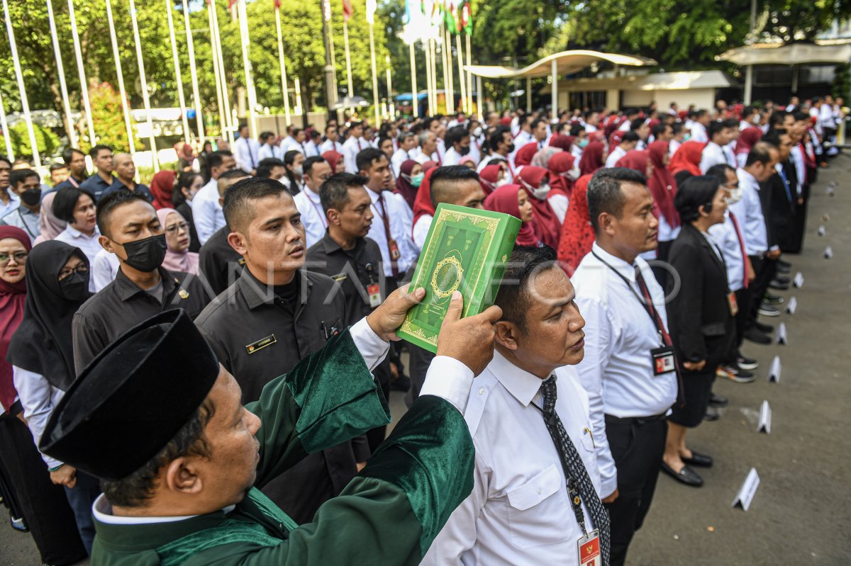 Pelantikan anggota gugus tugas perselisihan Pemilu 2024 | ANTARA Foto Pelantikan anggota gugus tugas perselisihan Pemilu 2024 | ANTARA Foto