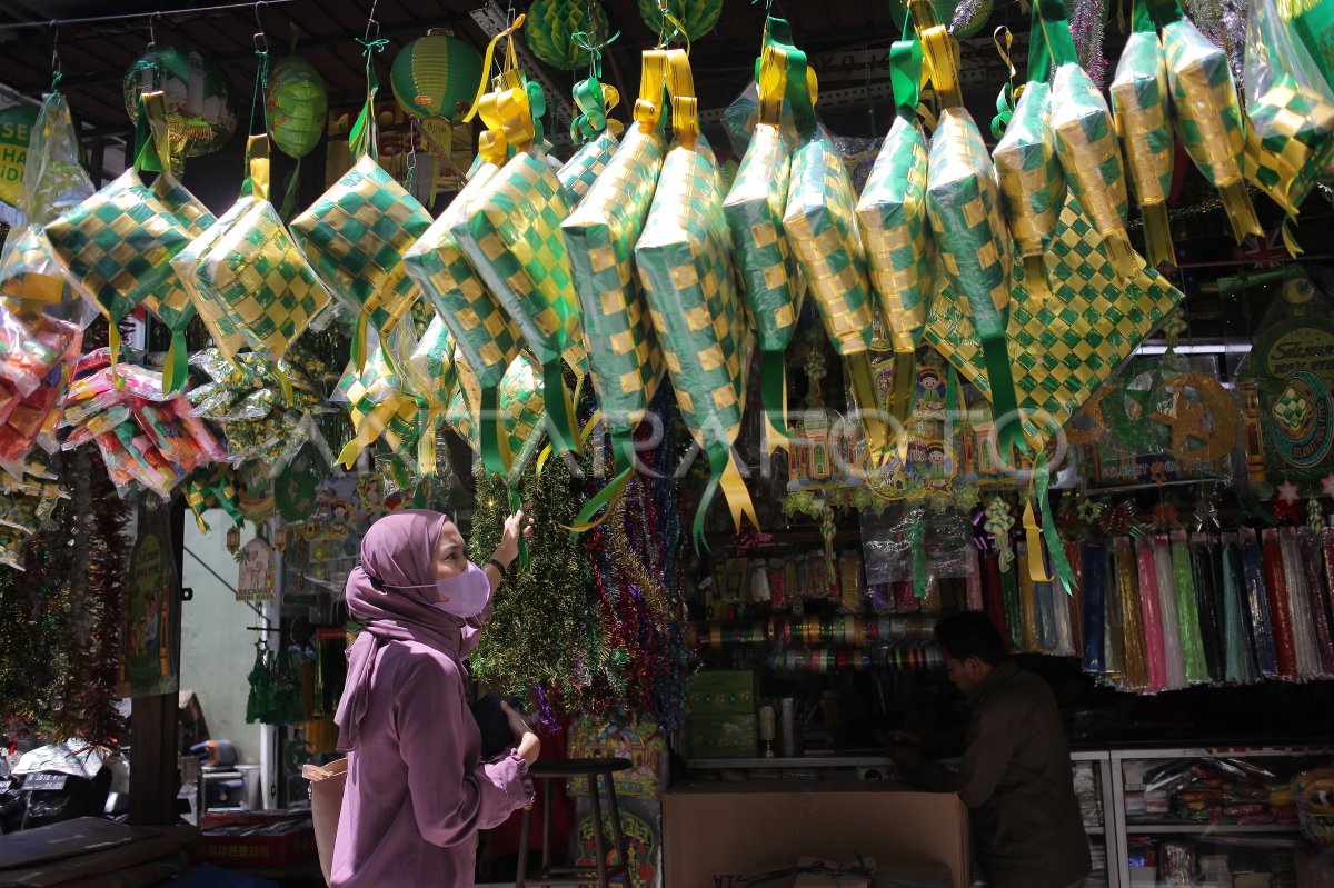 Penjualan pernik Ramadhan di Pasar Asemka | ANTARA Foto