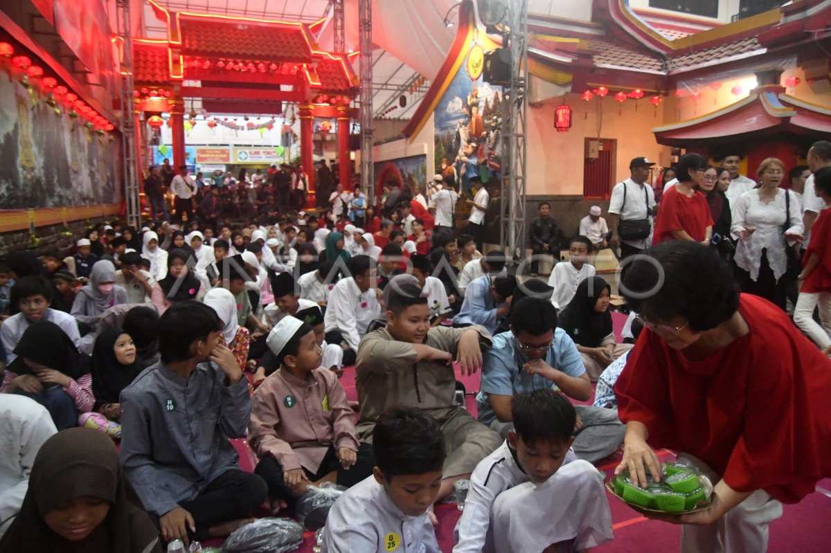 Santunan dan buka puasa bersama anak yatim di Vihara Dhanagun | ANTARA Foto