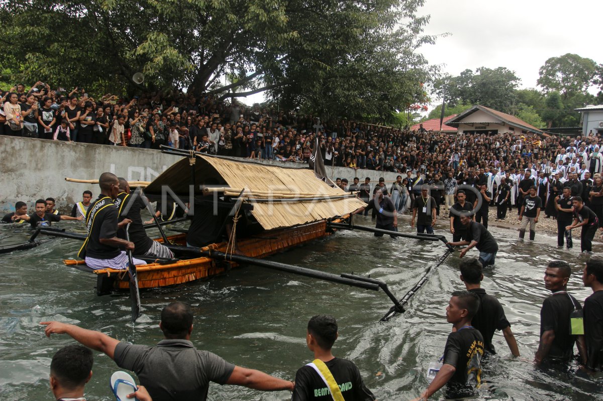 Prosesi laut Semana Santa di Larantuka | ANTARA Foto