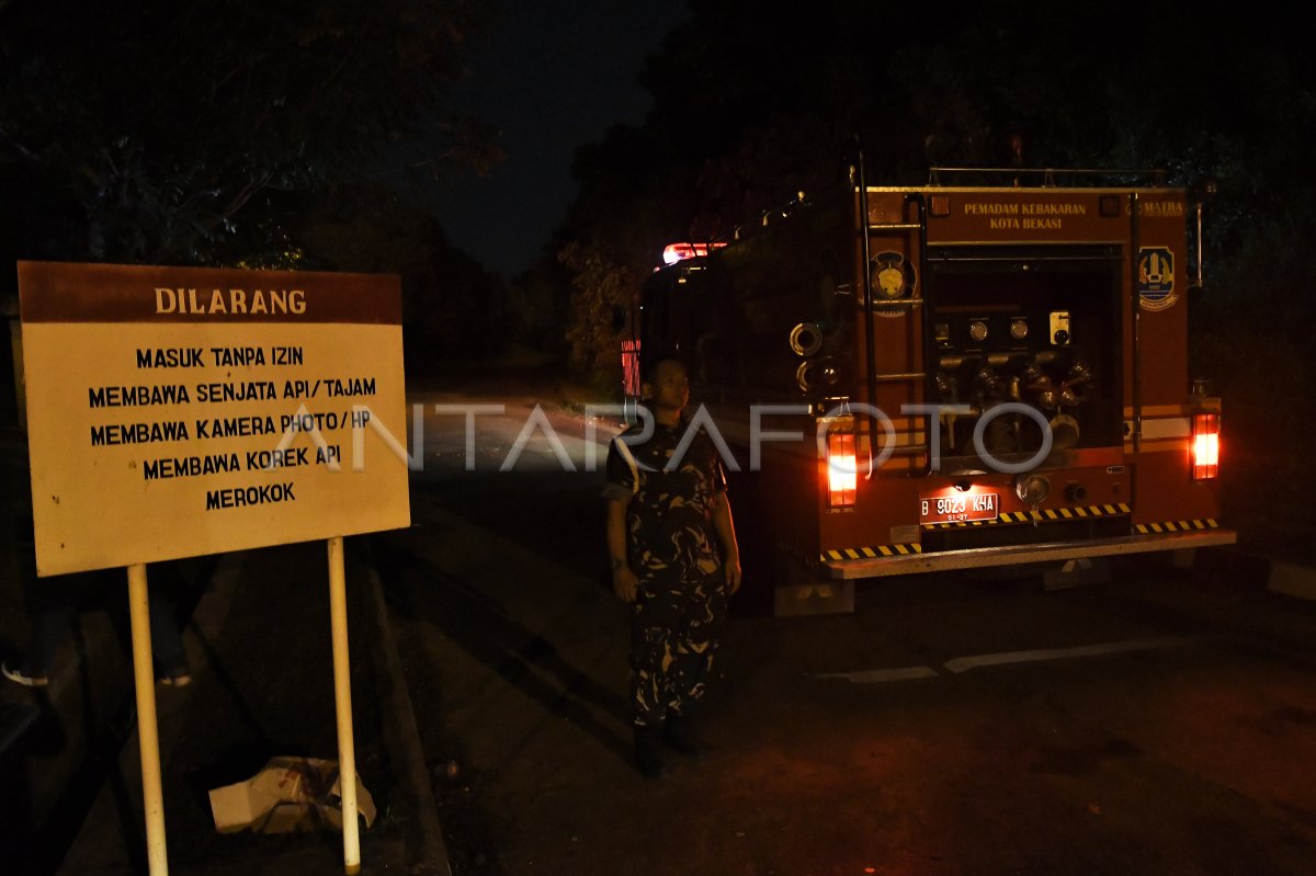 Proses pemadaman api di gudang amunisi TNI | ANTARA Foto