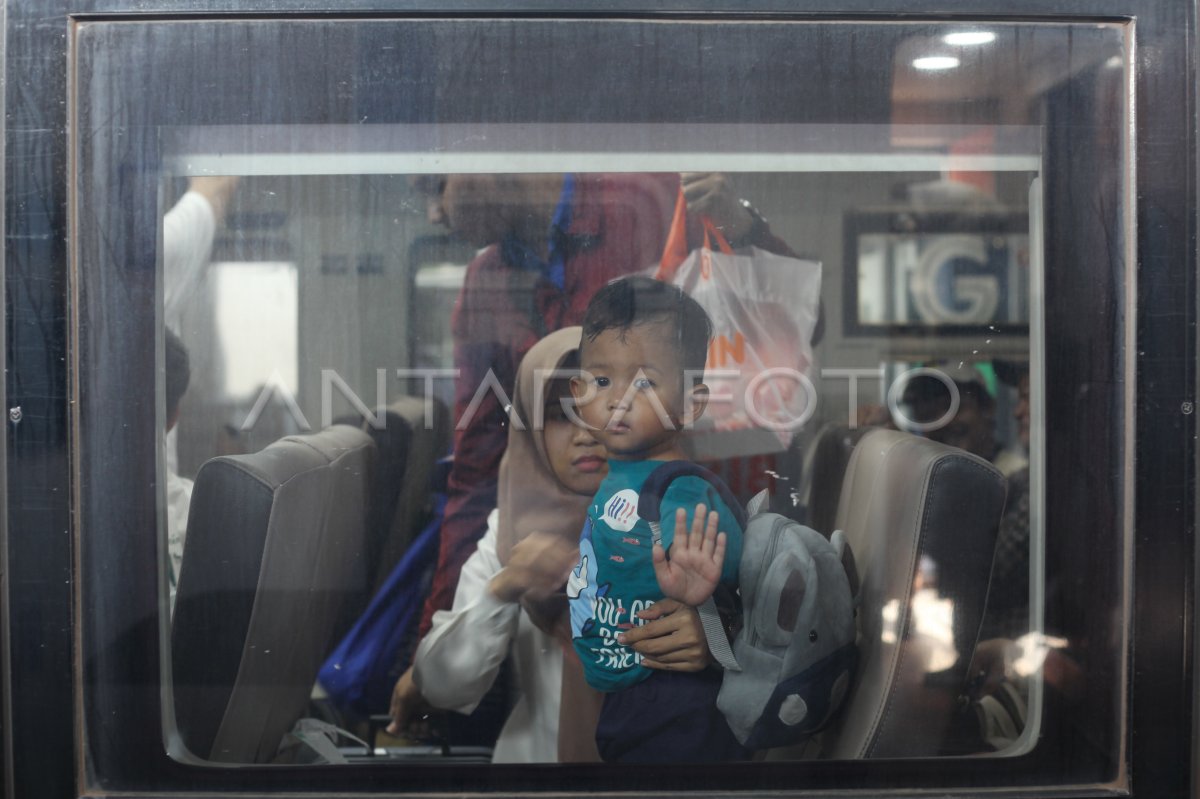Arus penumpang kereta api di KAI Daop 8 Surabaya | ANTARA Foto Arus penumpang kereta api di KAI Daop 8 Surabaya | ANTARA Foto