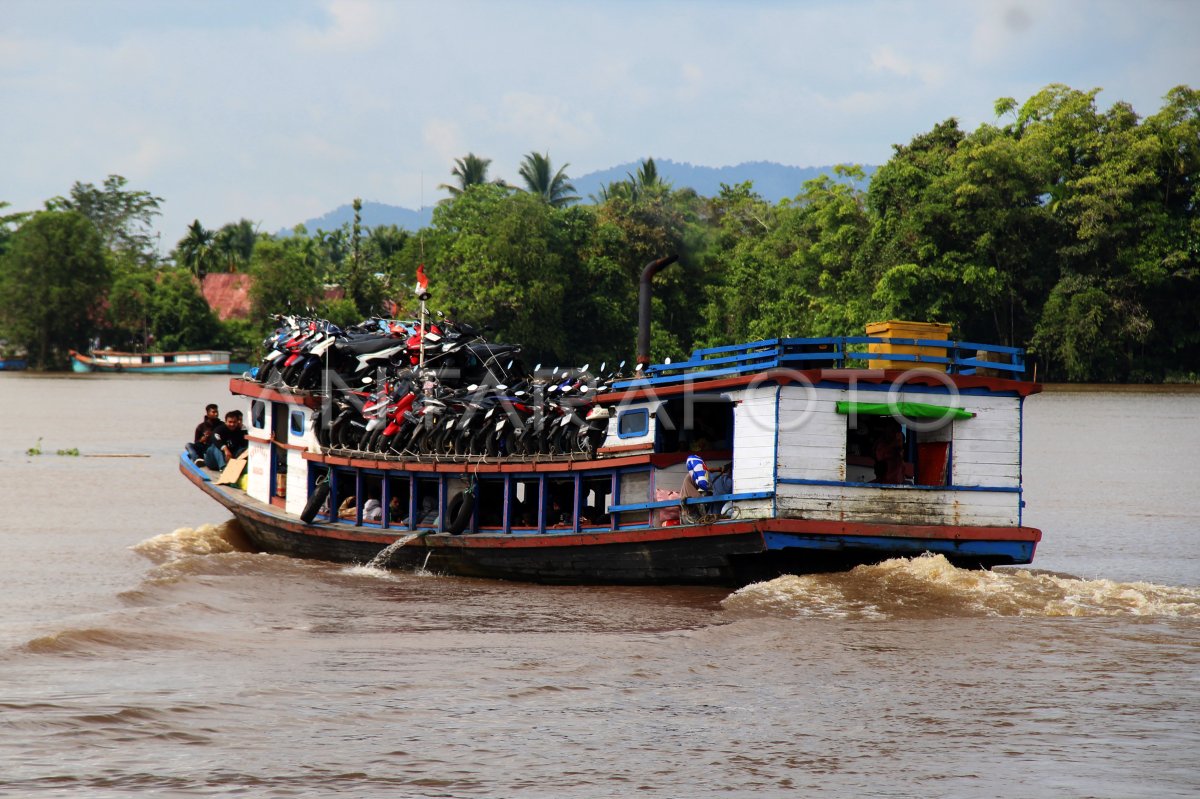 Arus mudik di Pelabuhan Rasau Jaya | ANTARA Foto Arus mudik di Pelabuhan Rasau Jaya | ANTARA Foto