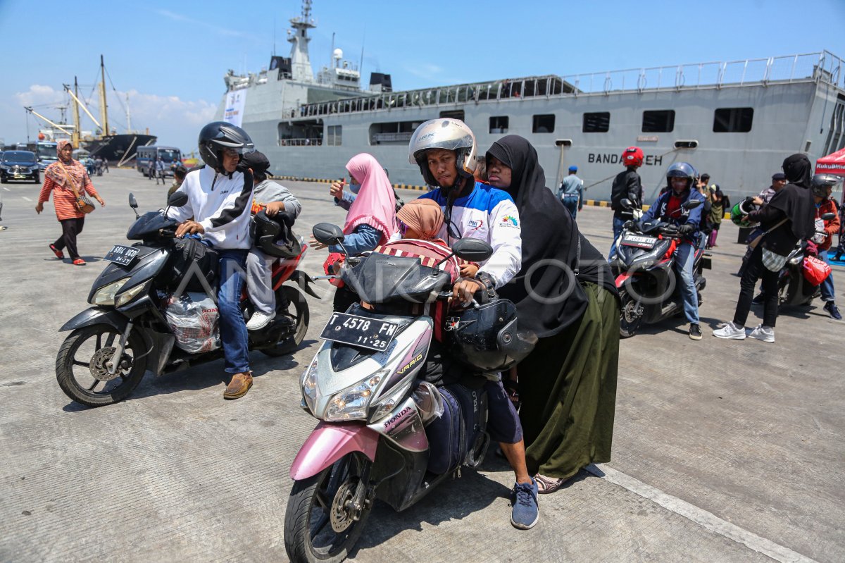 Pemudik gratis kapal perang TNI AL tiba di Semarang | ANTARA Foto Pemudik gratis kapal perang TNI AL tiba di Semarang | ANTARA Foto