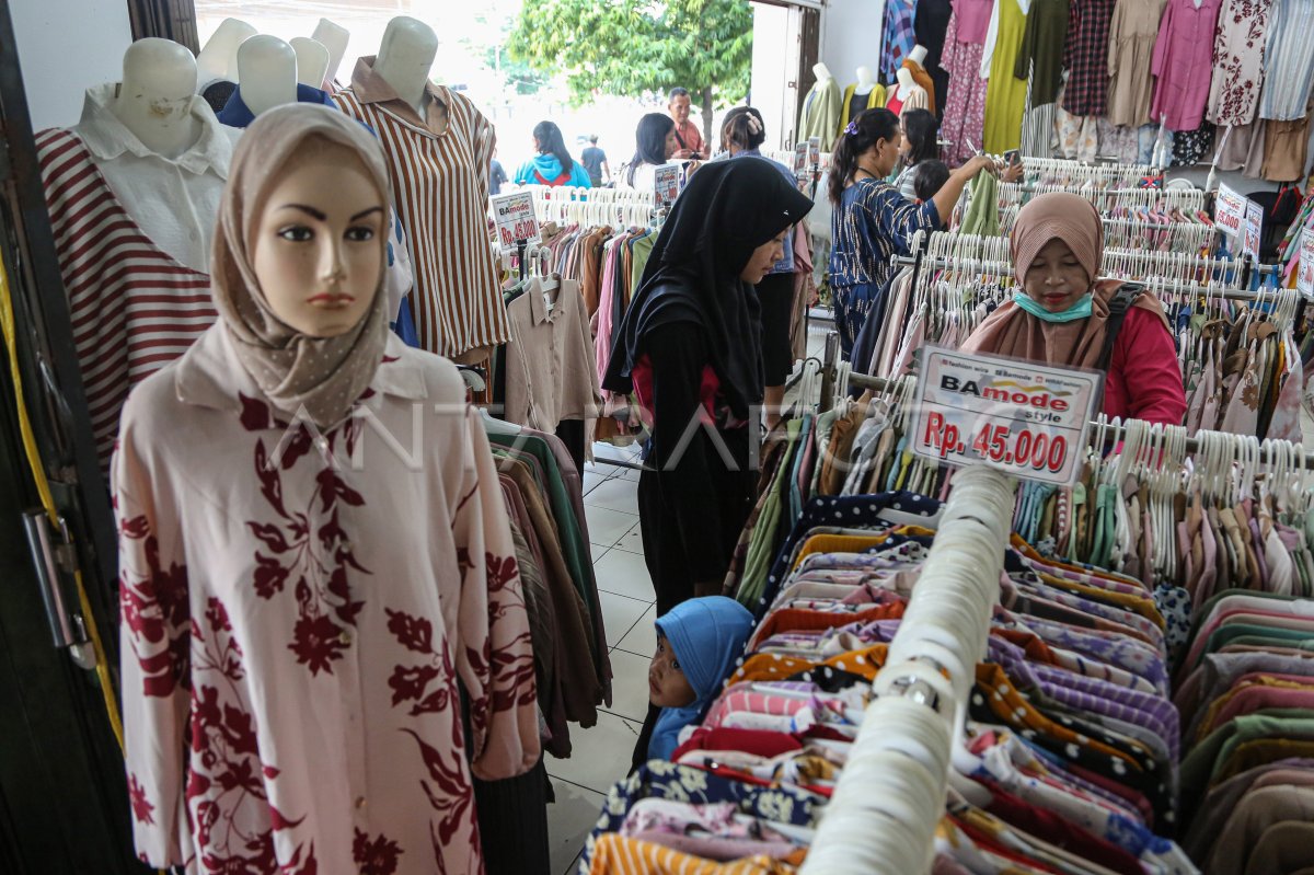 Belanja kebutuhan lebaran di Pasar Johar Semarang | ANTARA Foto