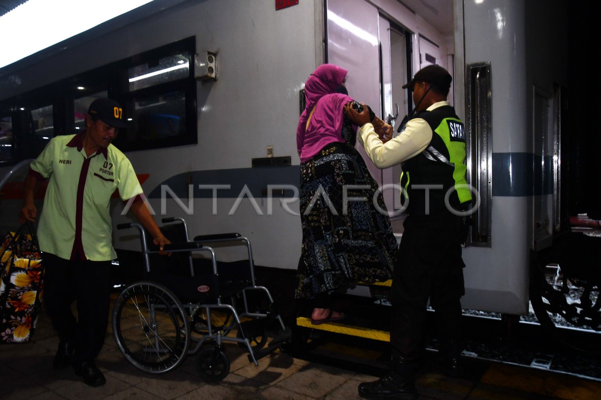 Arus balik penumpang di Stasiun KA Madiun | ANTARA Foto Arus balik penumpang di Stasiun KA Madiun | ANTARA Foto