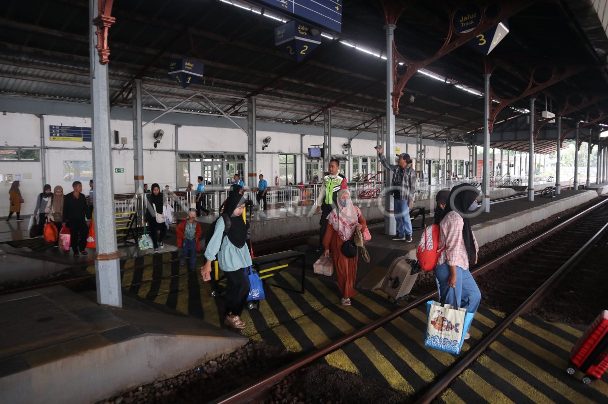 Arus balik di Stasiun Jombang | ANTARA Foto Arus balik di Stasiun Jombang | ANTARA Foto