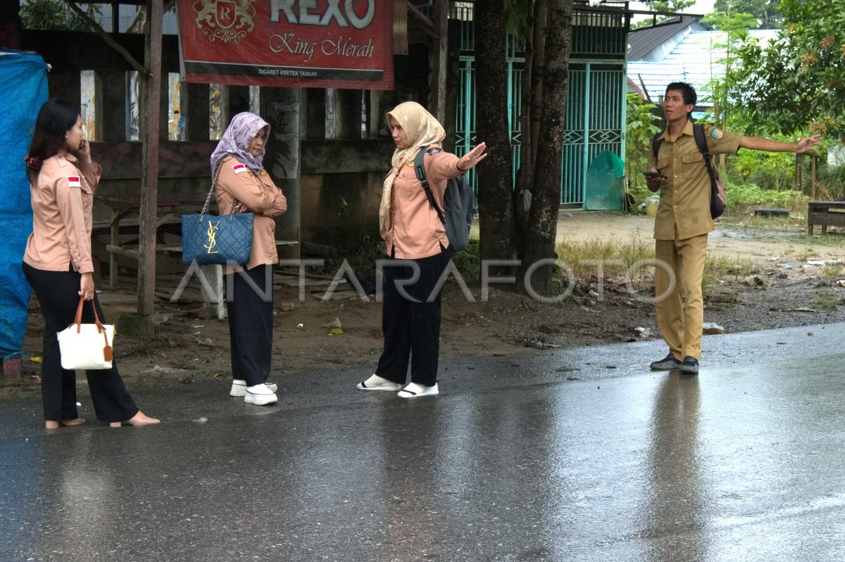 Hari pertama masuk kerja ASN | ANTARA Foto Hari pertama masuk kerja ASN | ANTARA Foto