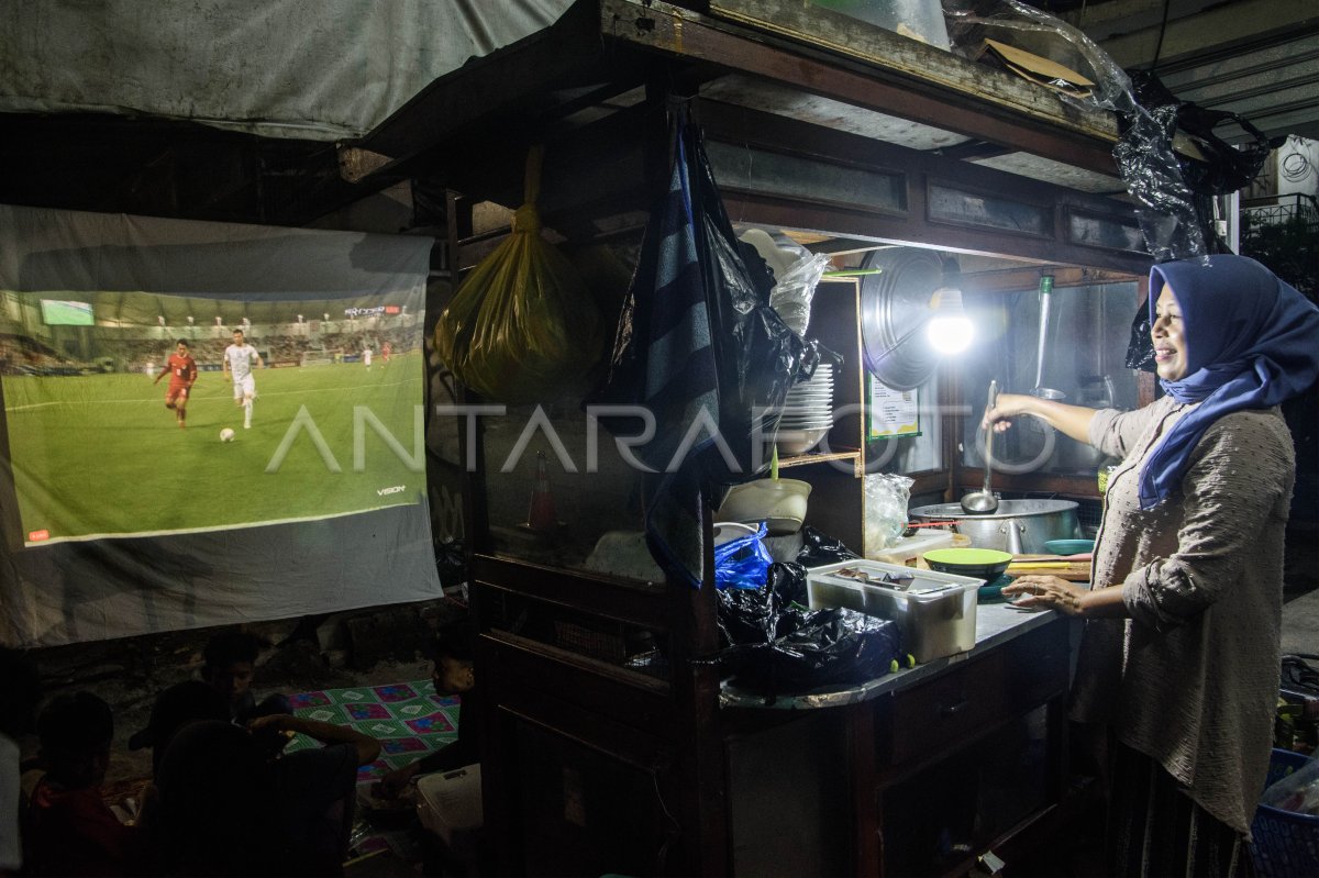 Warga nonton bareng Timnas Indonesia di Bandung | ANTARA Foto Warga nonton bareng Timnas Indonesia di Bandung | ANTARA Foto