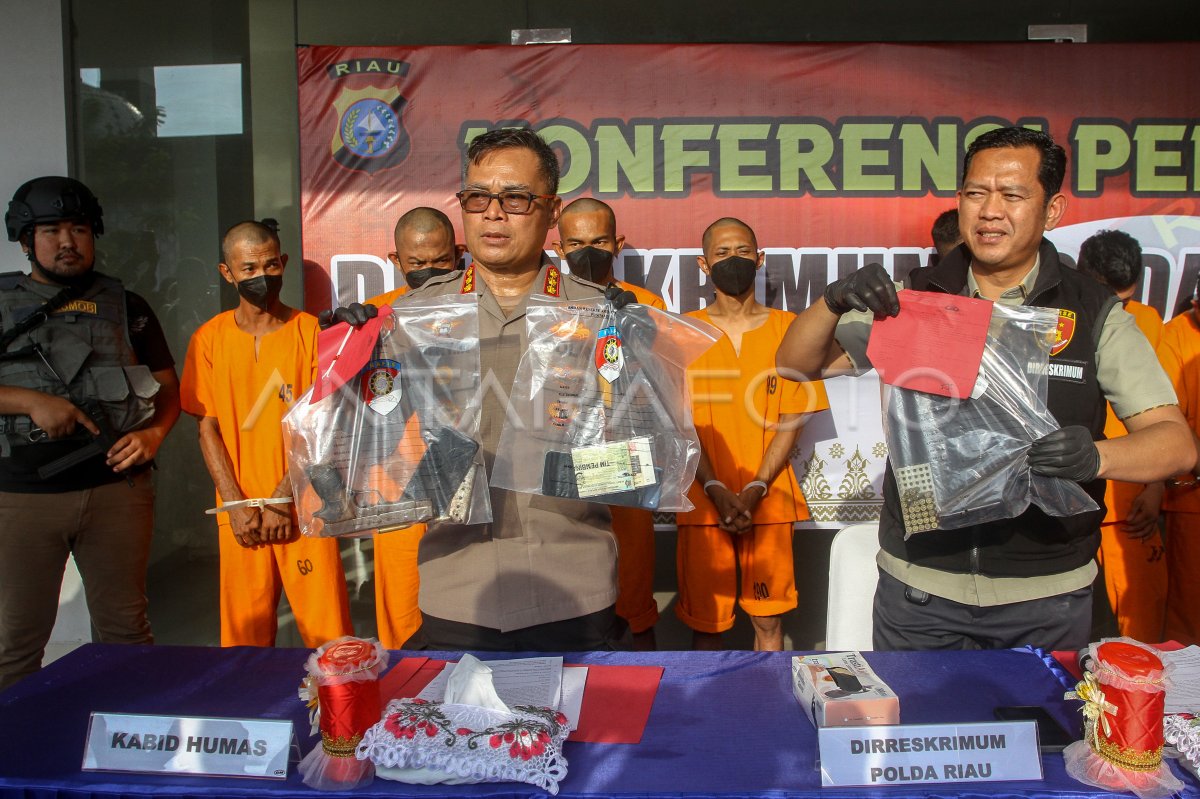 Rilis kasus kepemilikan senjata api ilegal di Riau | ANTARA Foto Rilis kasus kepemilikan senjata api ilegal di Riau | ANTARA Foto