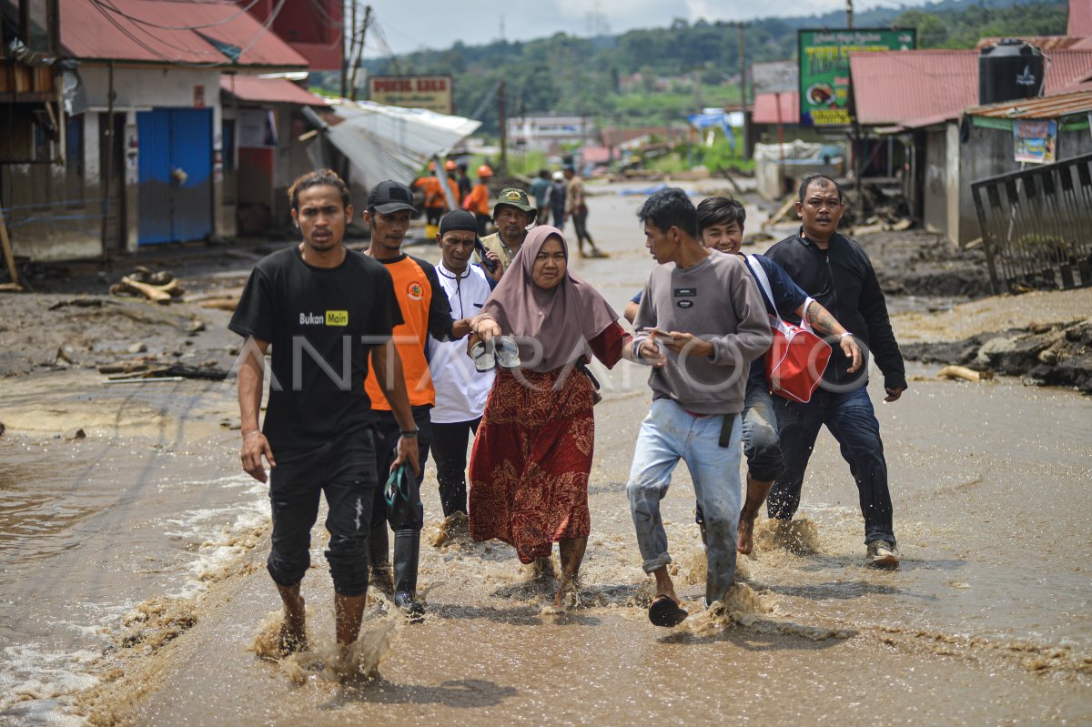 Banjir bandang di Kabupaten Agam | ANTARA Foto